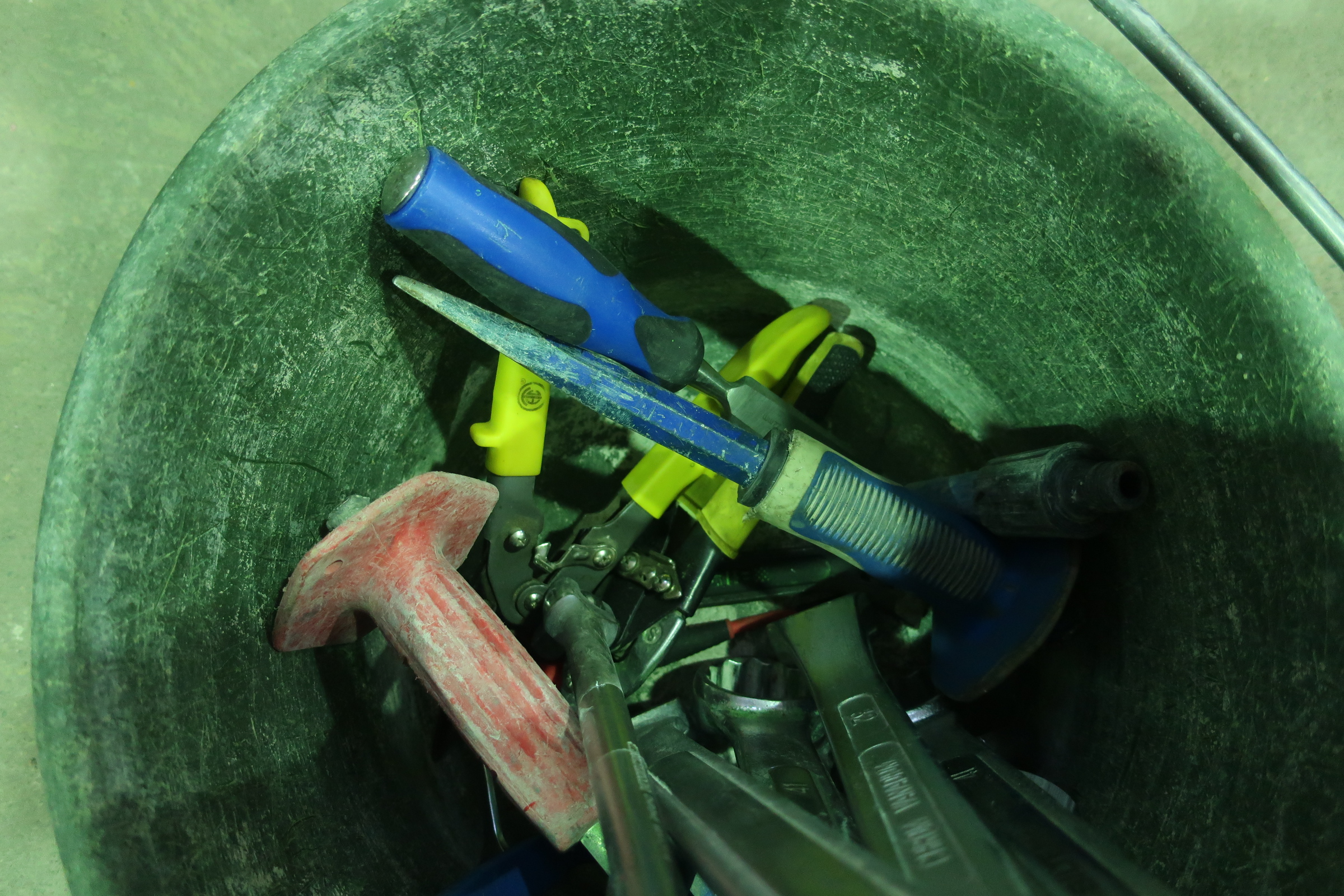 Perforated bucket with various hand tools - PS Auction - We value the ...