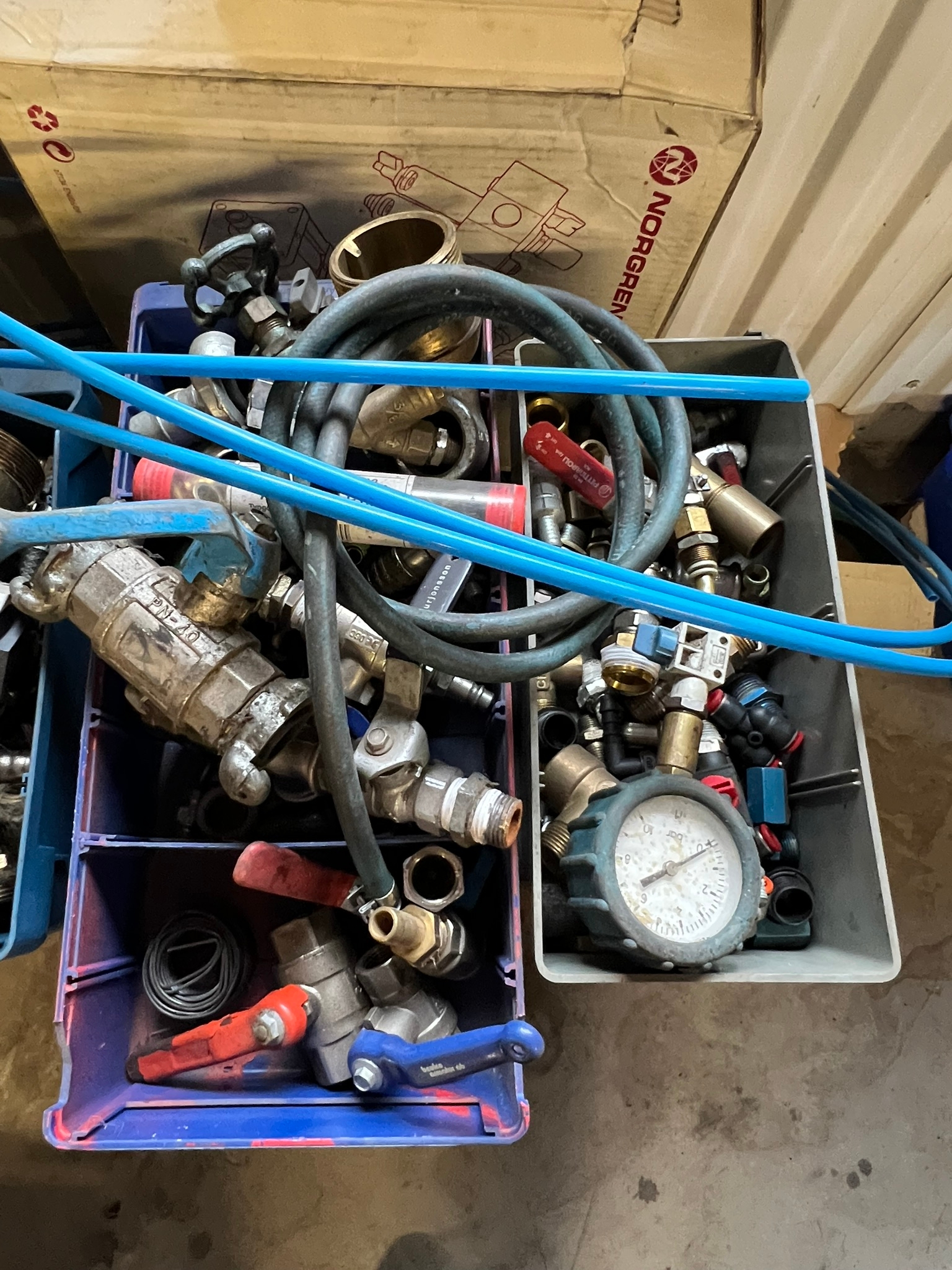 Assortment shelf with contents - PS Auction - We value the future ...