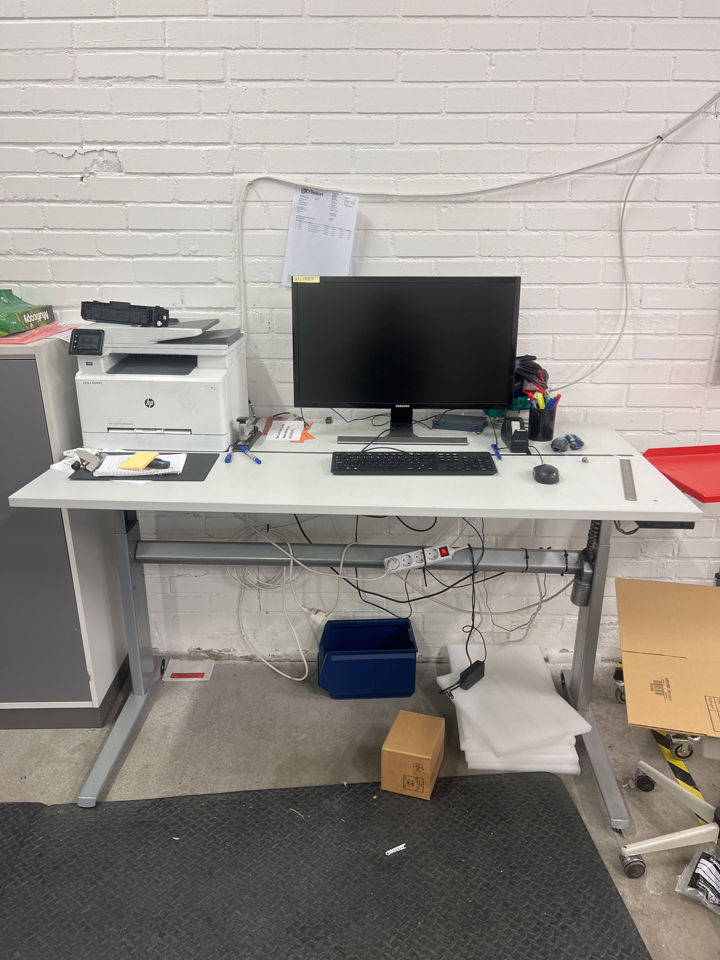 Elektriska skrivbord, skärmar och skrivare - Auktioner online ...