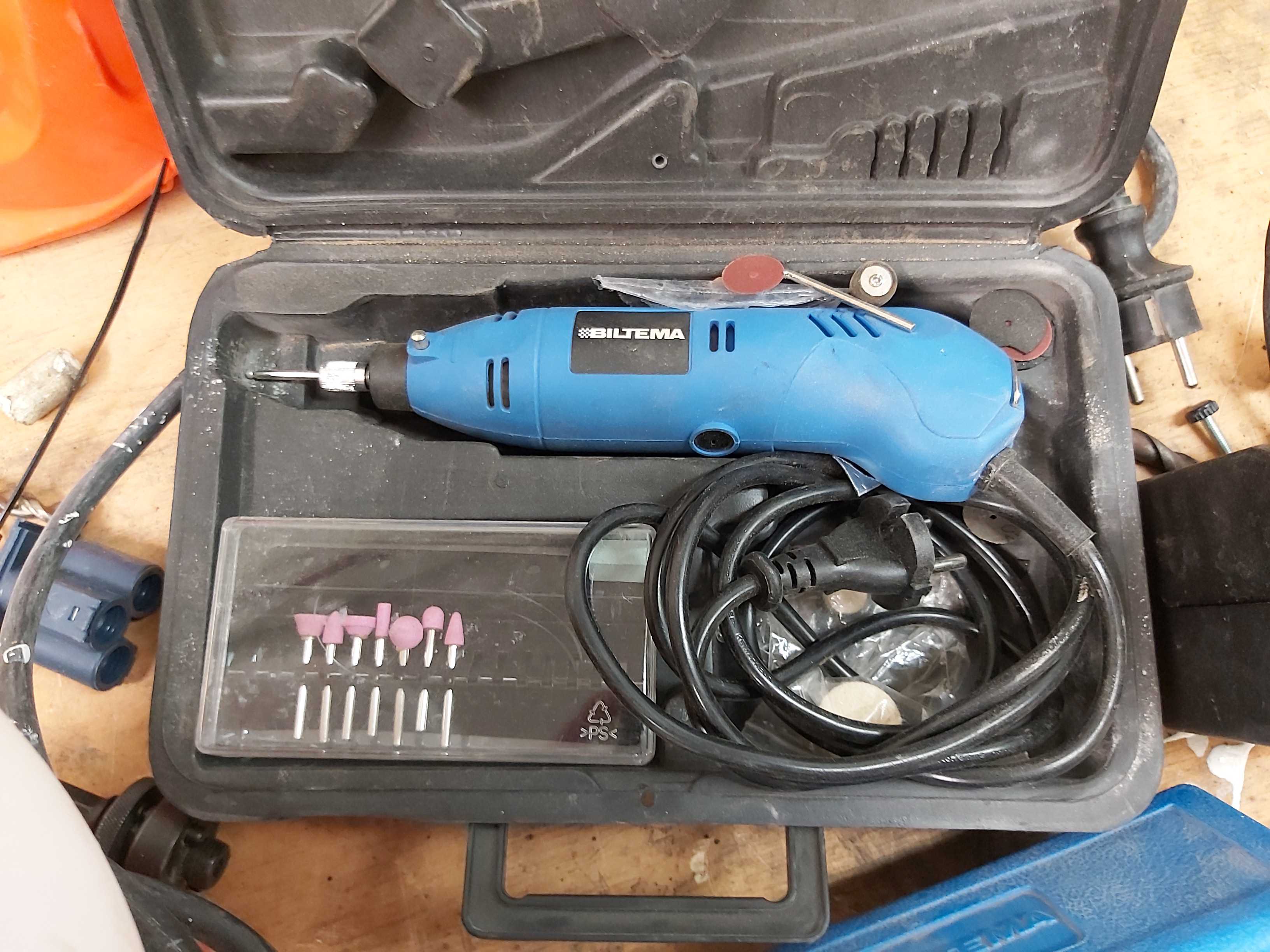 Multitool, slagmejsel, lampa och batteriladdare - Auktioner online ...