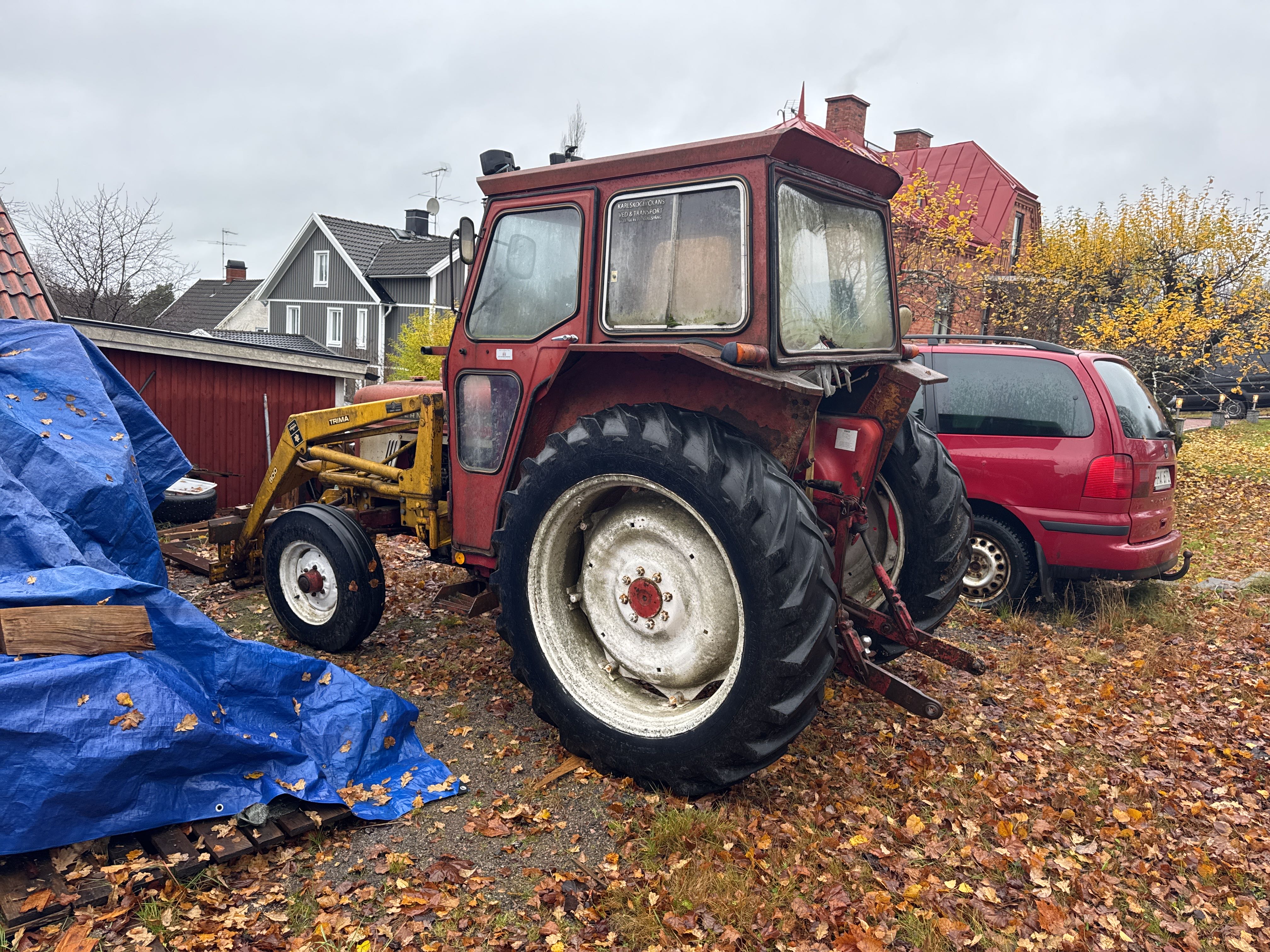 Traktor med TRIMA 800 lastare och gafflar HWO912 - INTERNATIONAL 475 TA ...