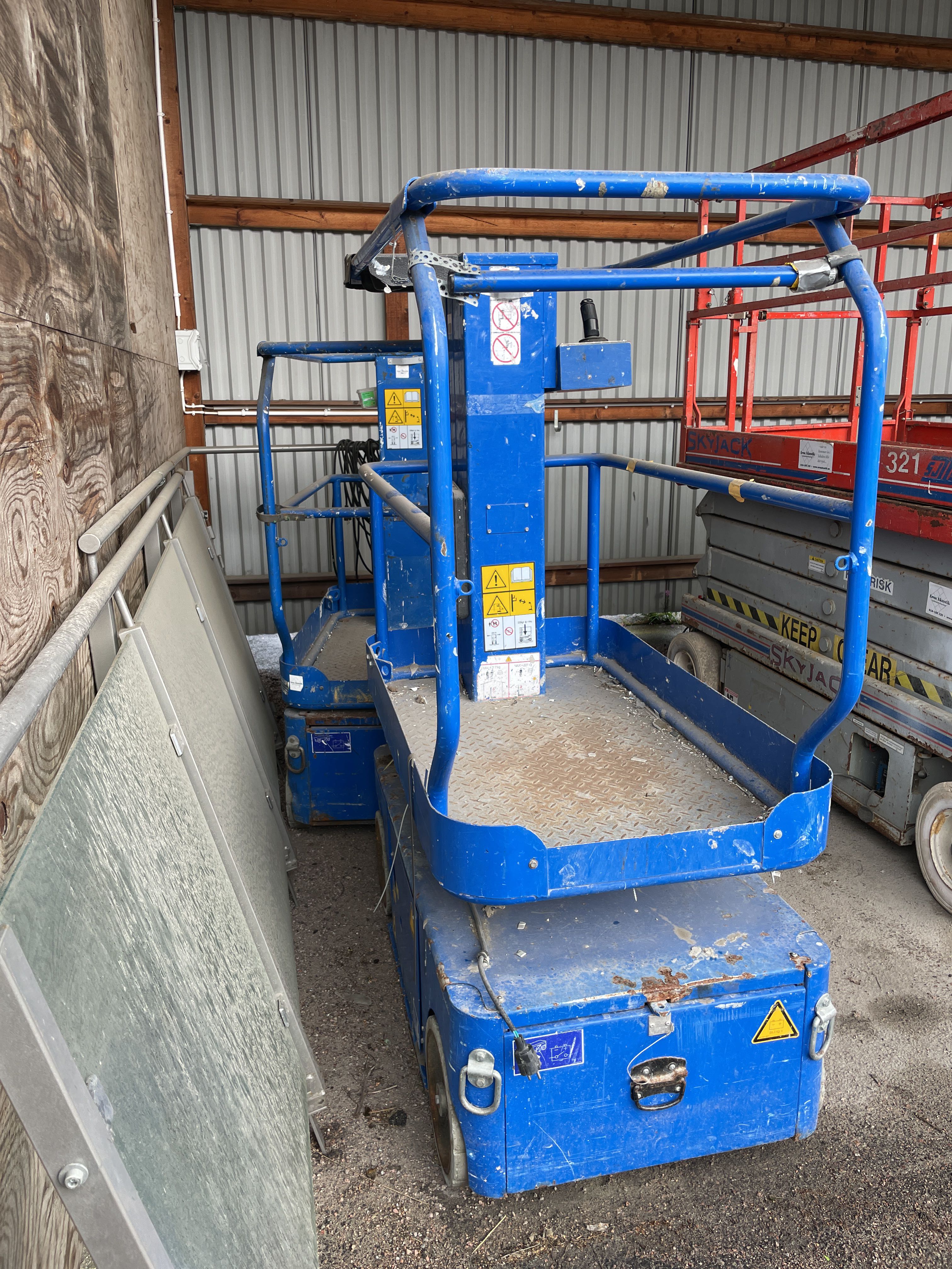 2 pillar lifts Upright TM 12 (repair item) - PS Auction - We value the ...