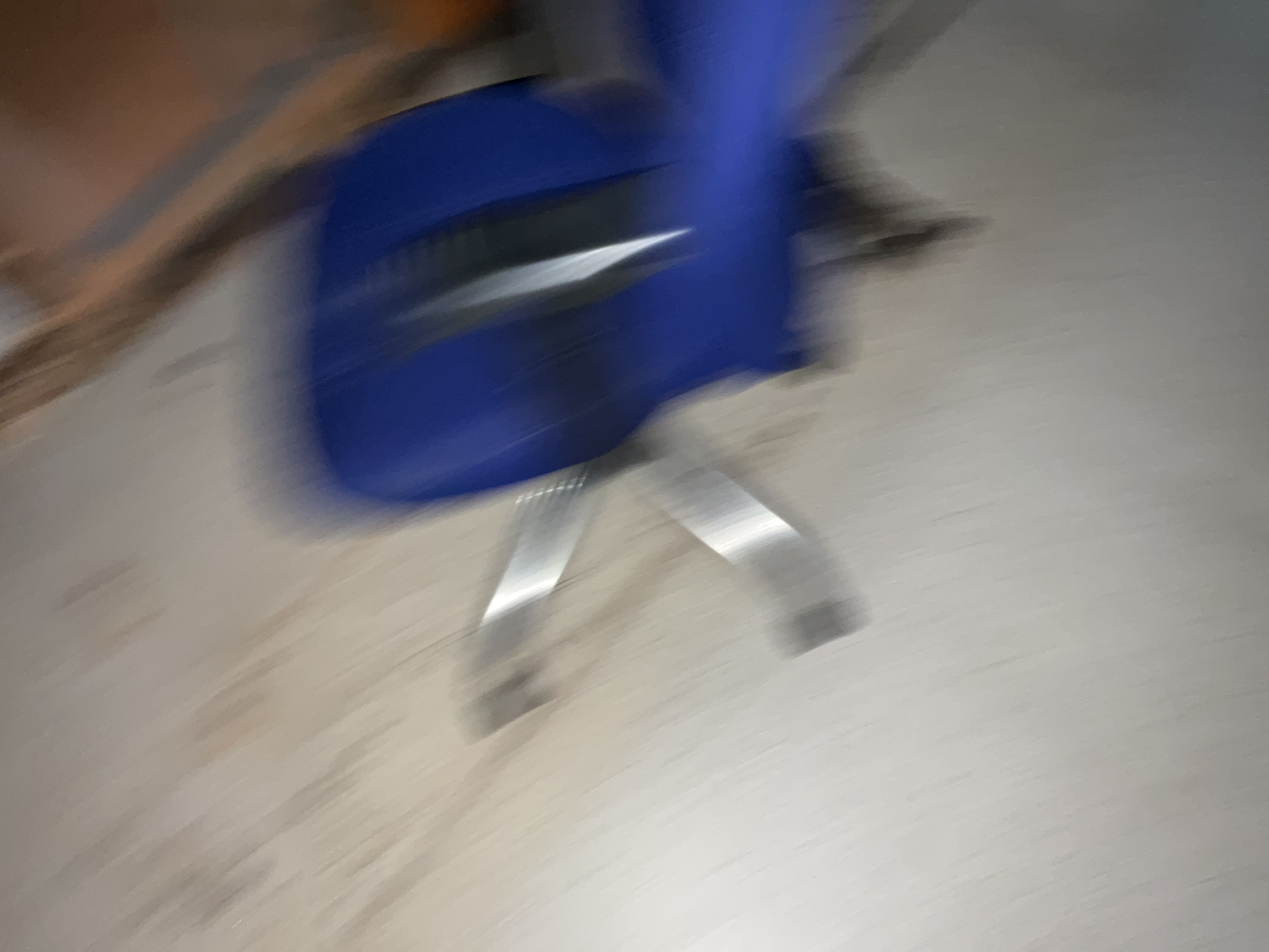 Ett parti med skrivbord, hurtsar, hyllskåp - Auktioner online ...