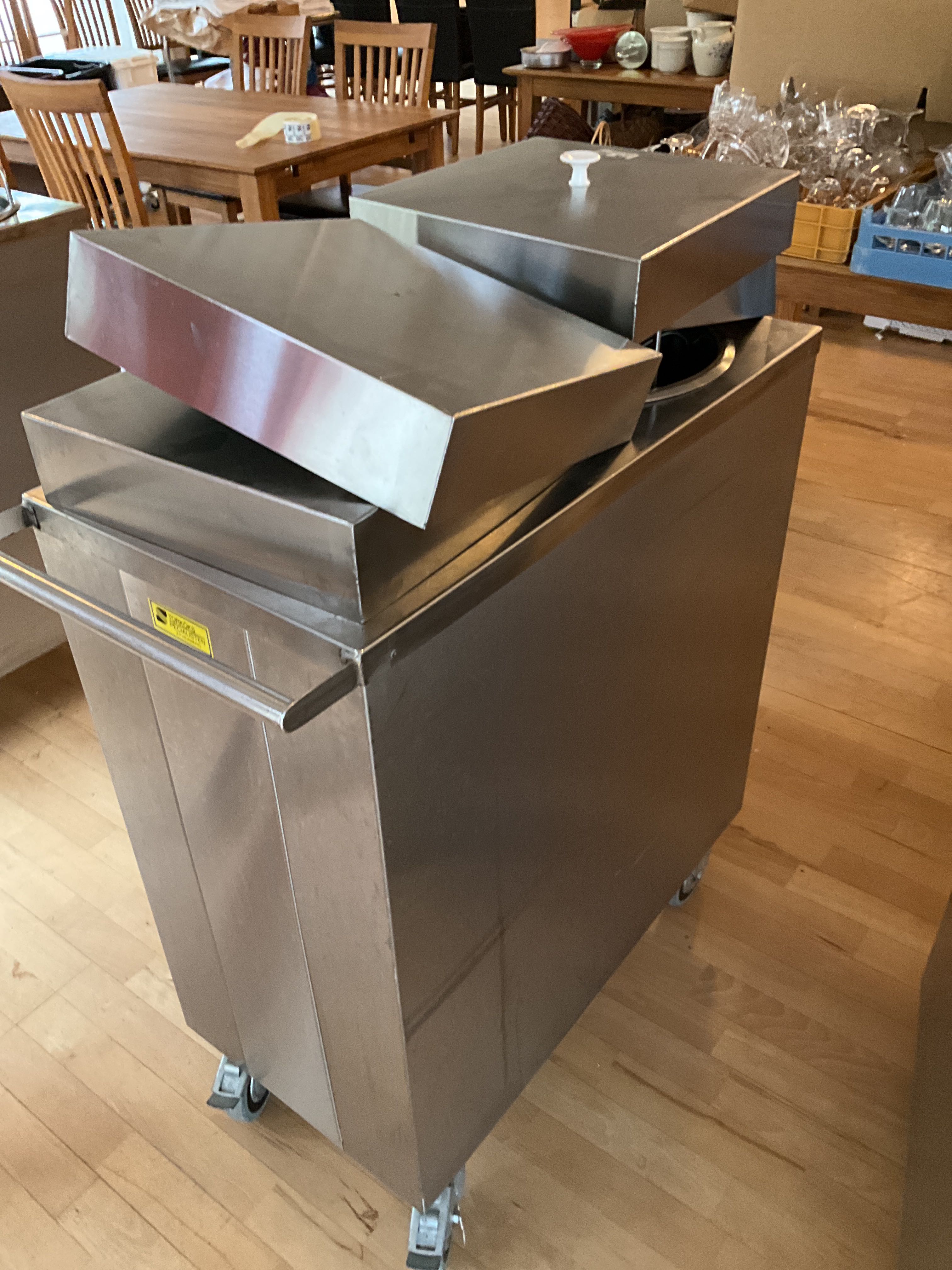 2 plate trolleys with lids - PS Auction - We value the future - Largest ...