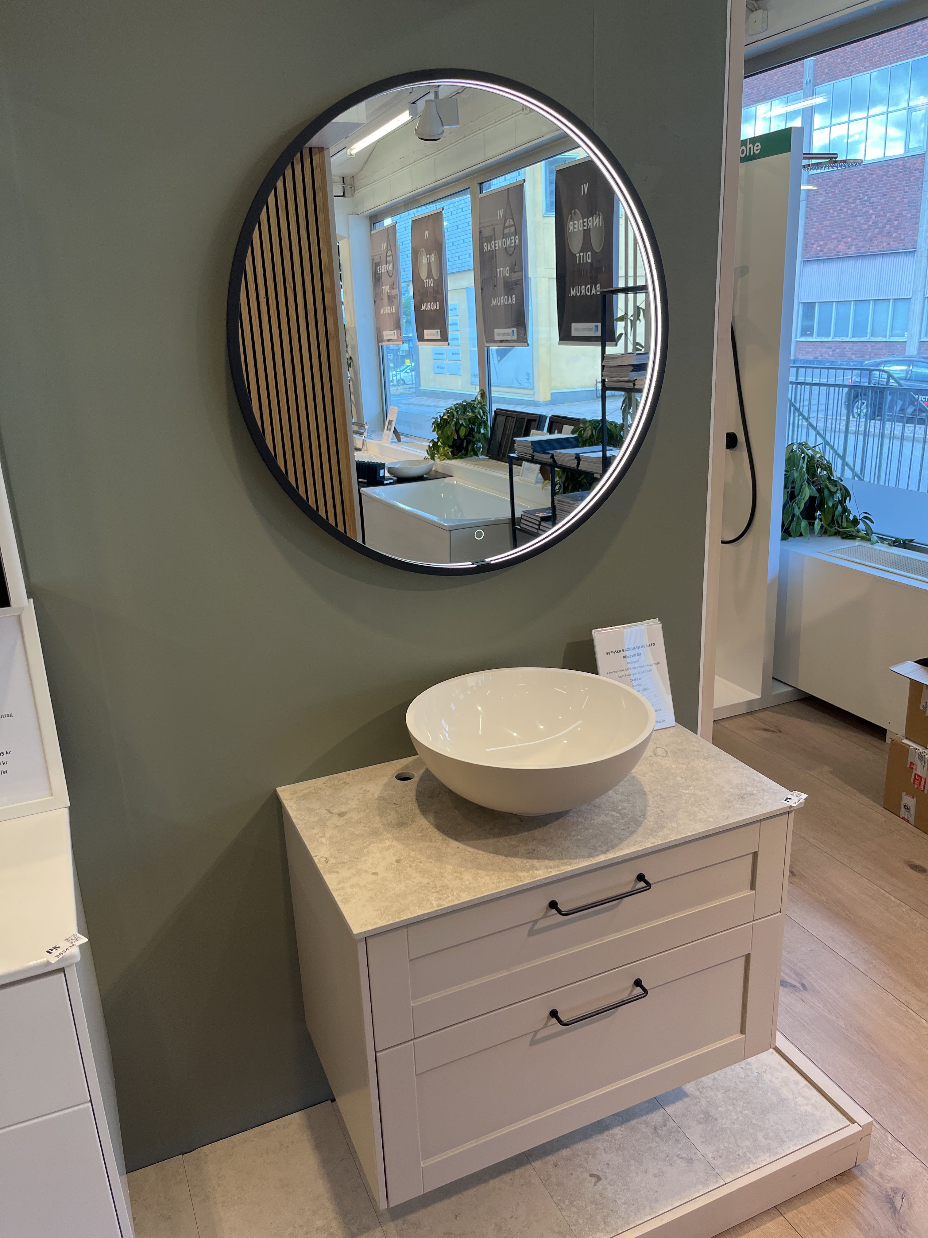 Kommod och spegel med belysning (Klippvik 80 & SBF) - Auktioner online ...