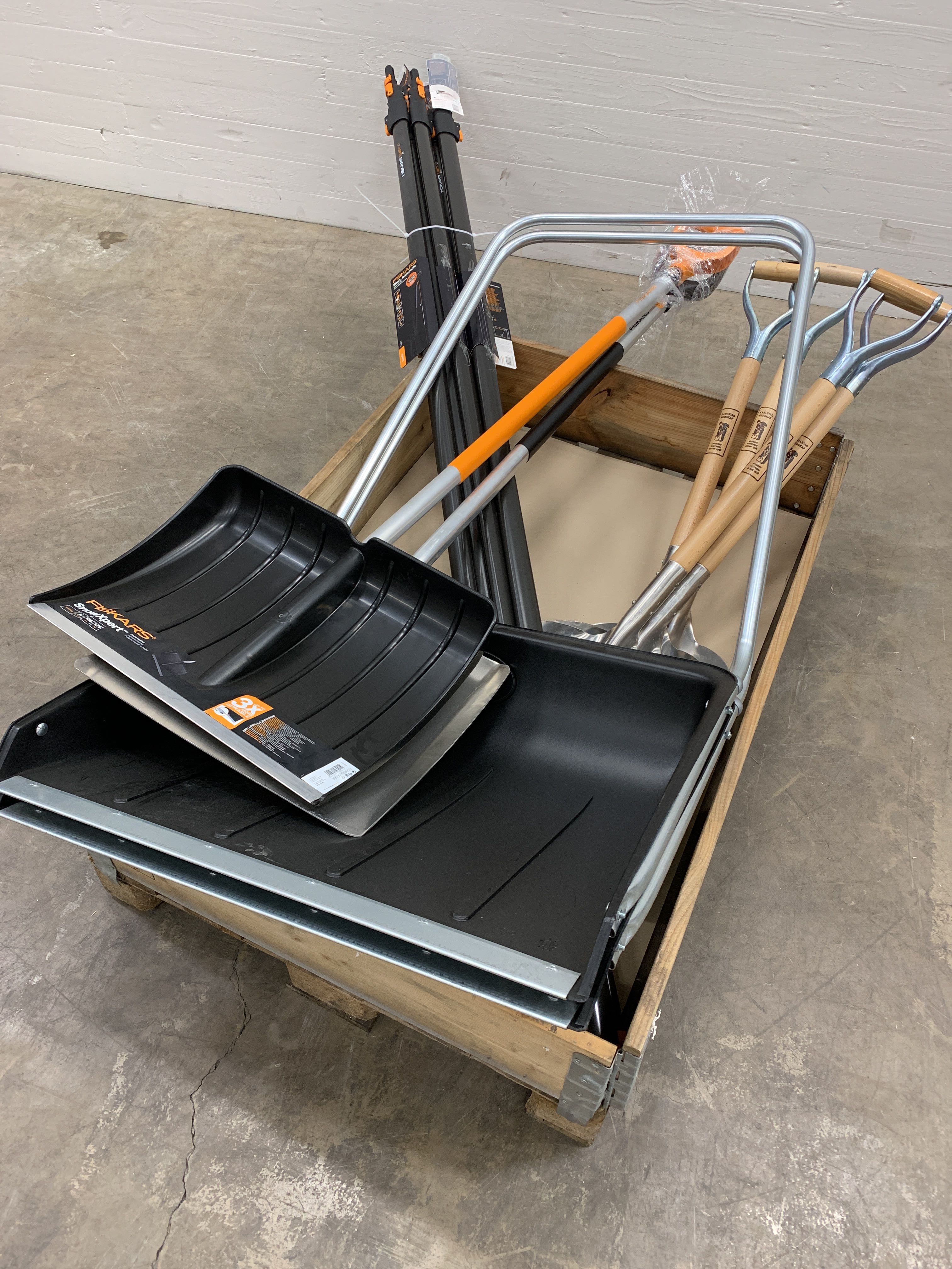 Snow shovels & Fiskars telescopic shaft - PS Auction - We value the ...
