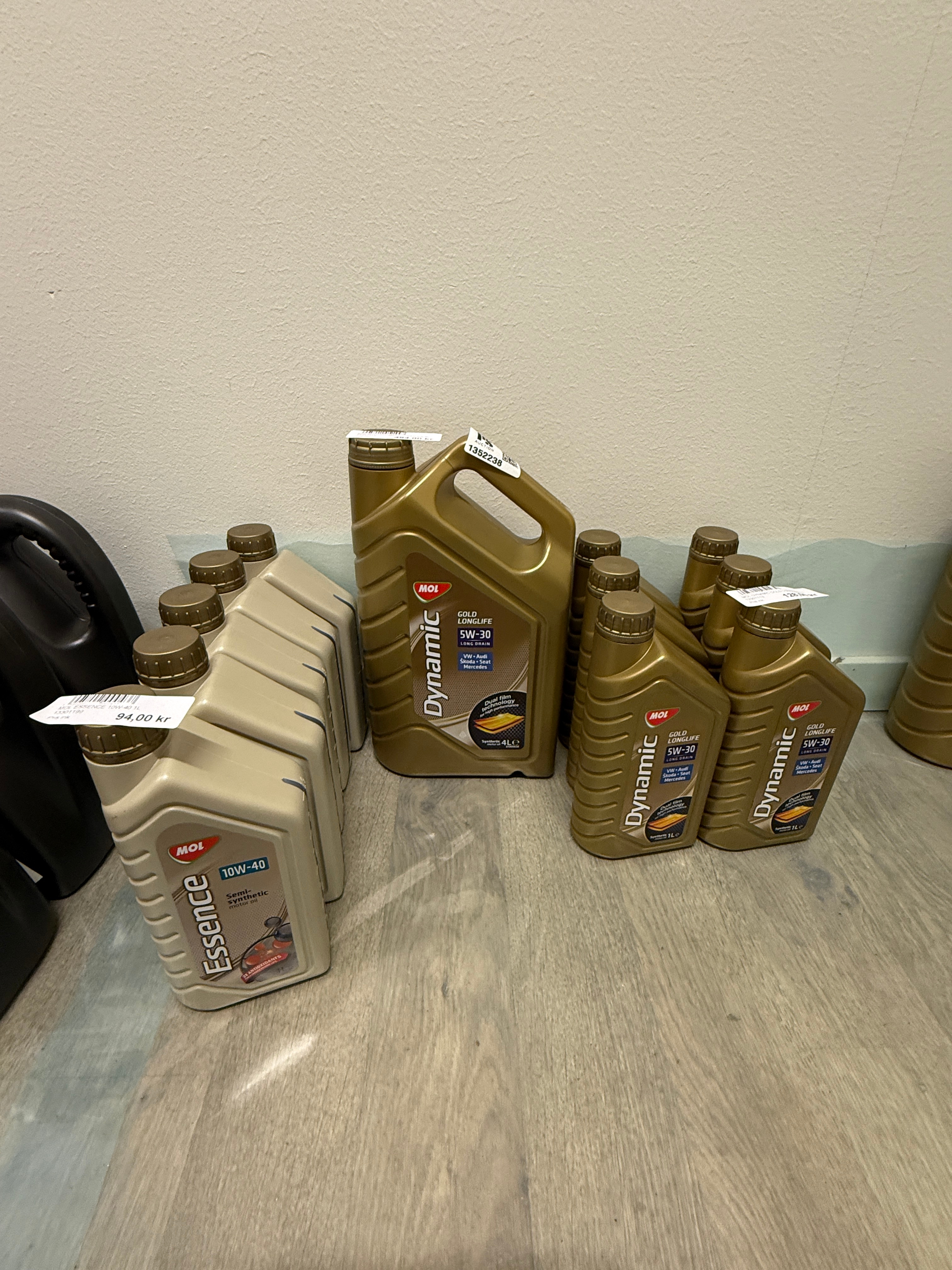 Olja 10 liter Dynamic Gold Longlife 5W-30 och 5 liter MOL Essence 10W ...