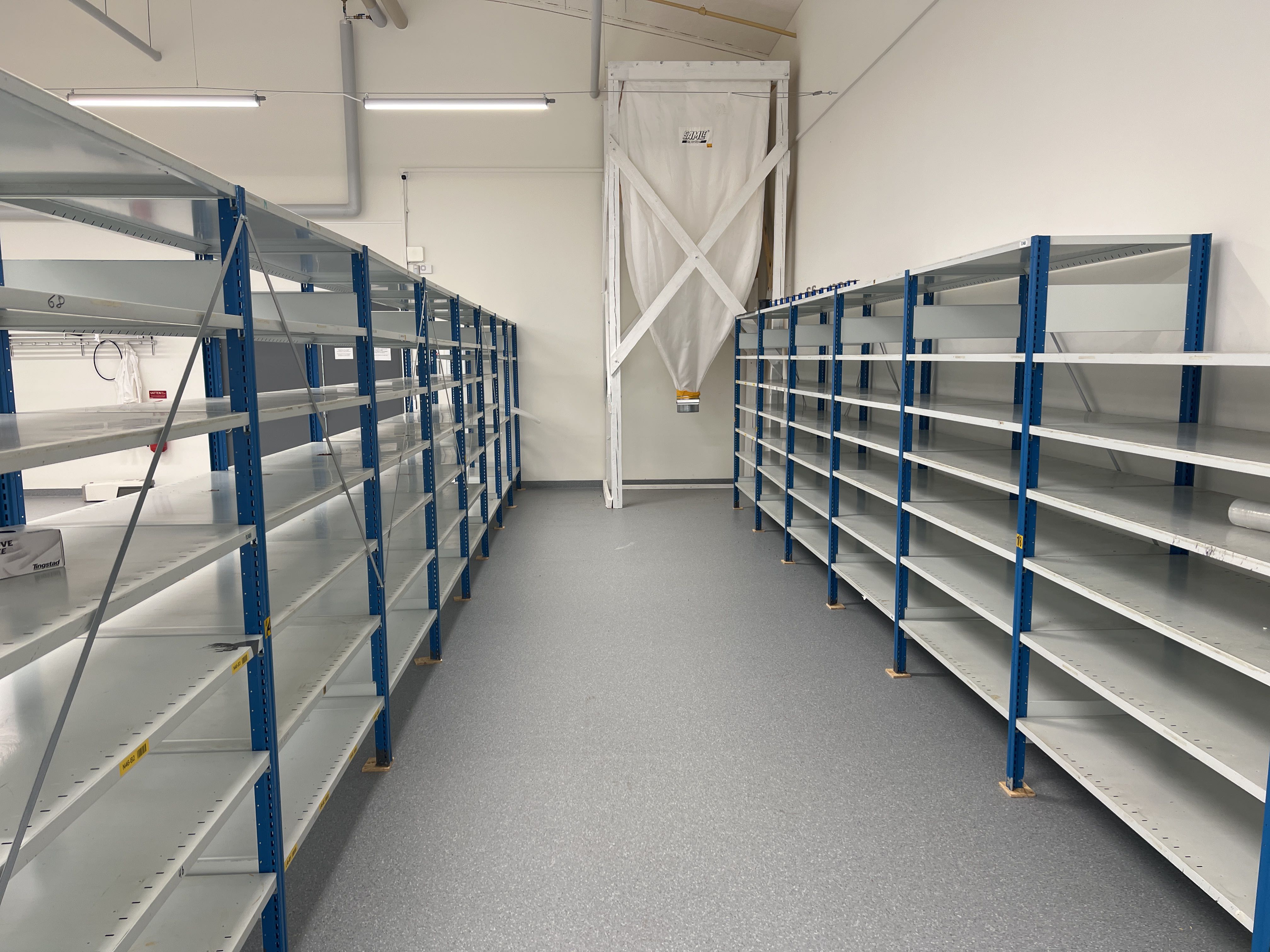 Plåthyllor för demontering 15st sektioner - Auktioner online ...