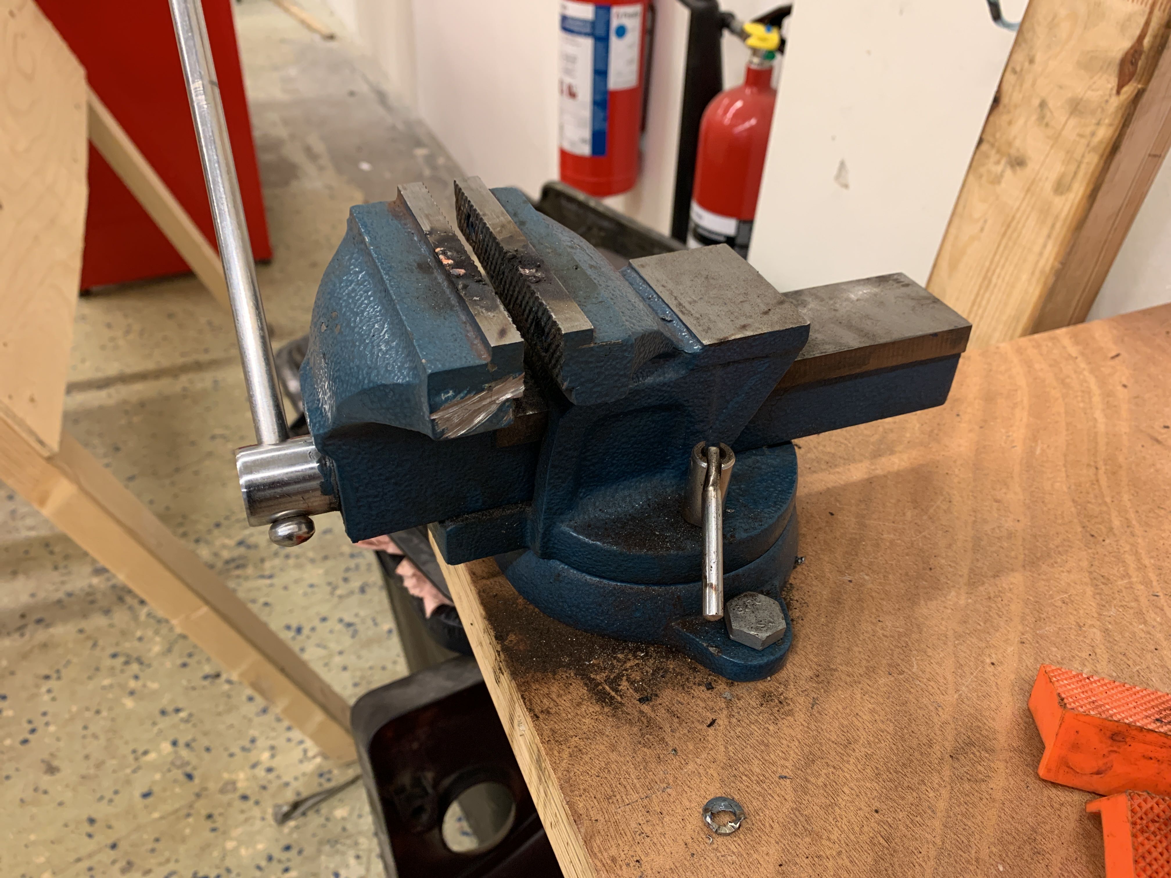 Workbench with vise and tool board incl. content - PS Auction - We ...