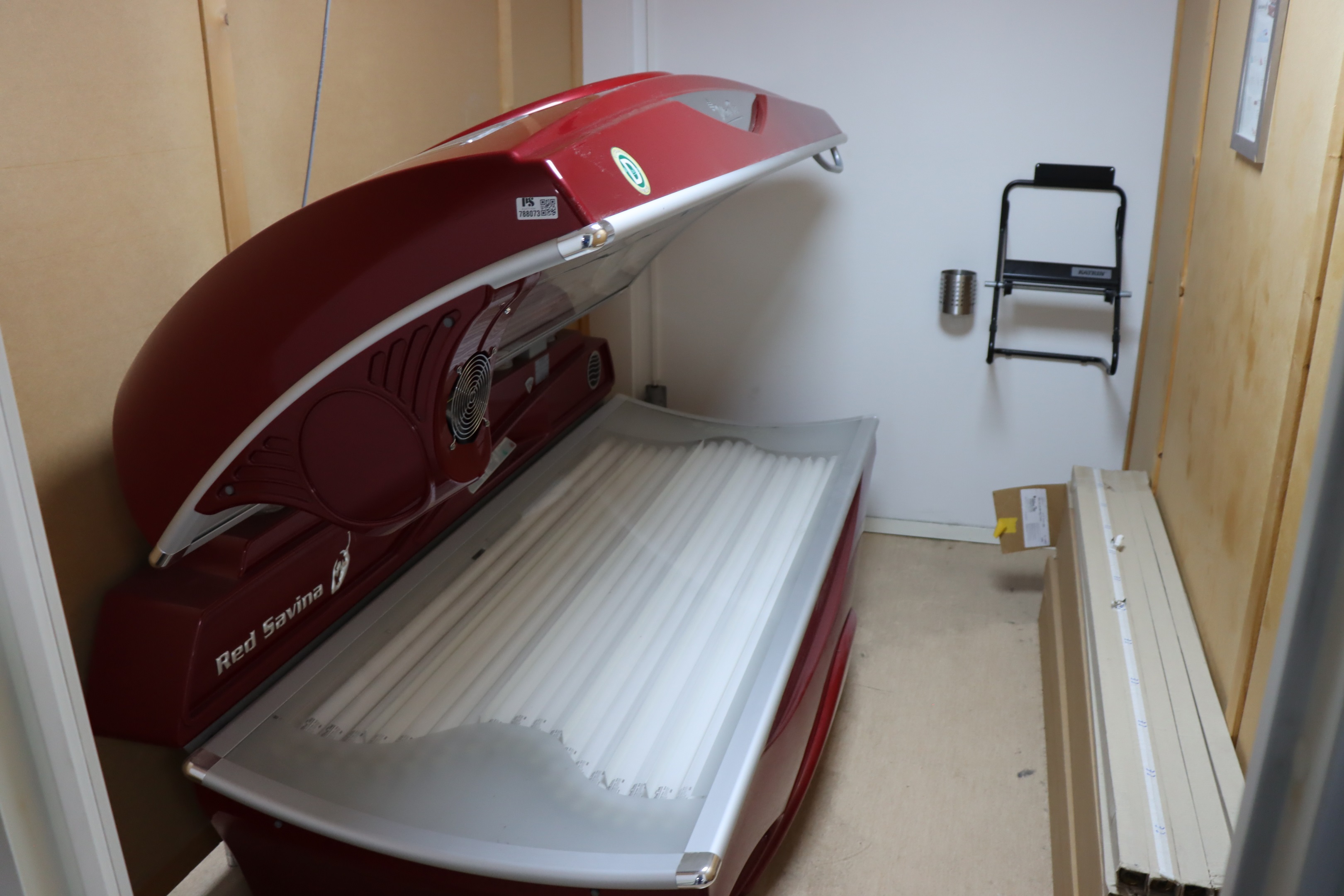 Solarium Ultra Tan Red Savina - Auktioner online - Nätauktioner ...