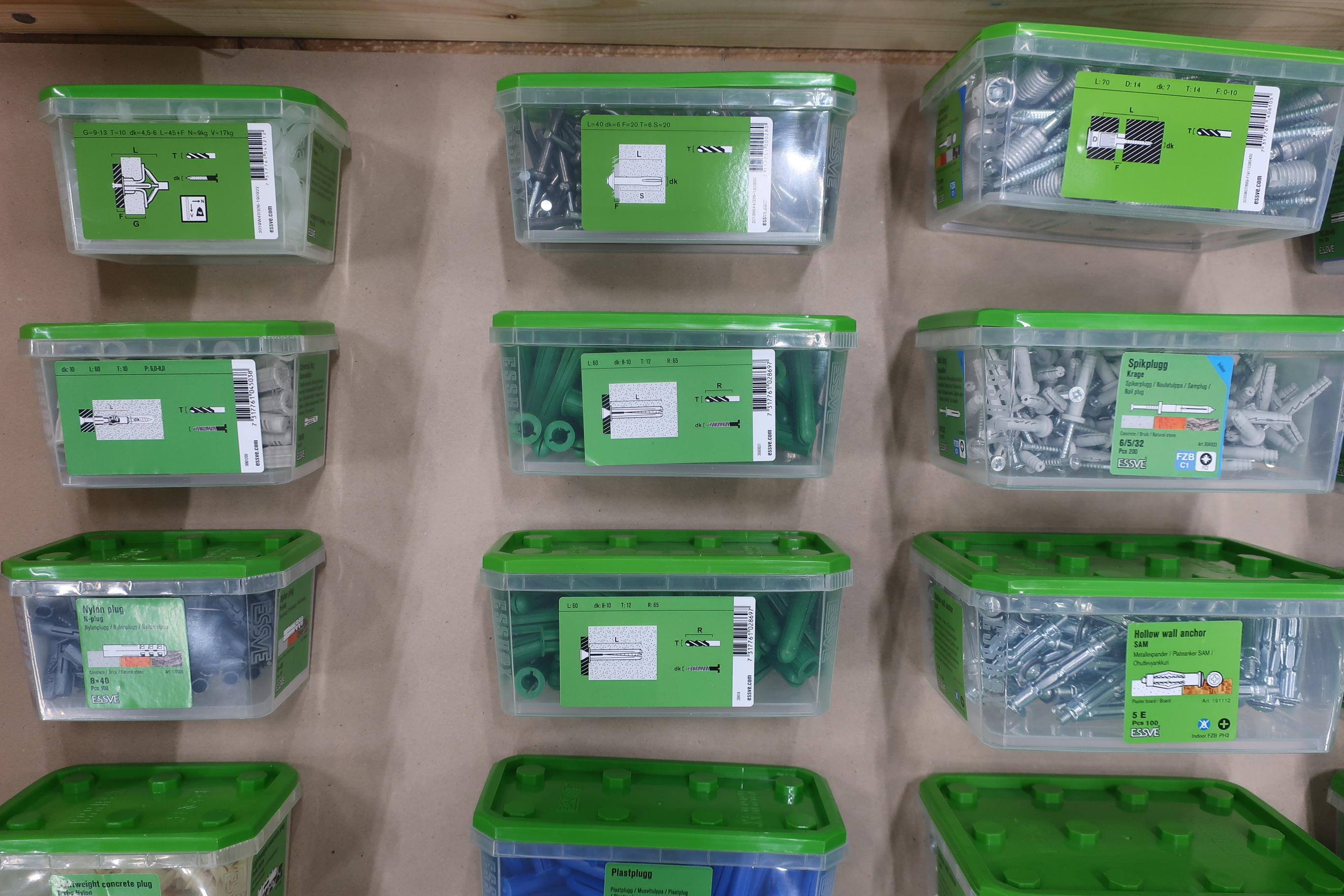 Sortiment med skruv, spick och plugg ESSVE - Auktioner online ...
