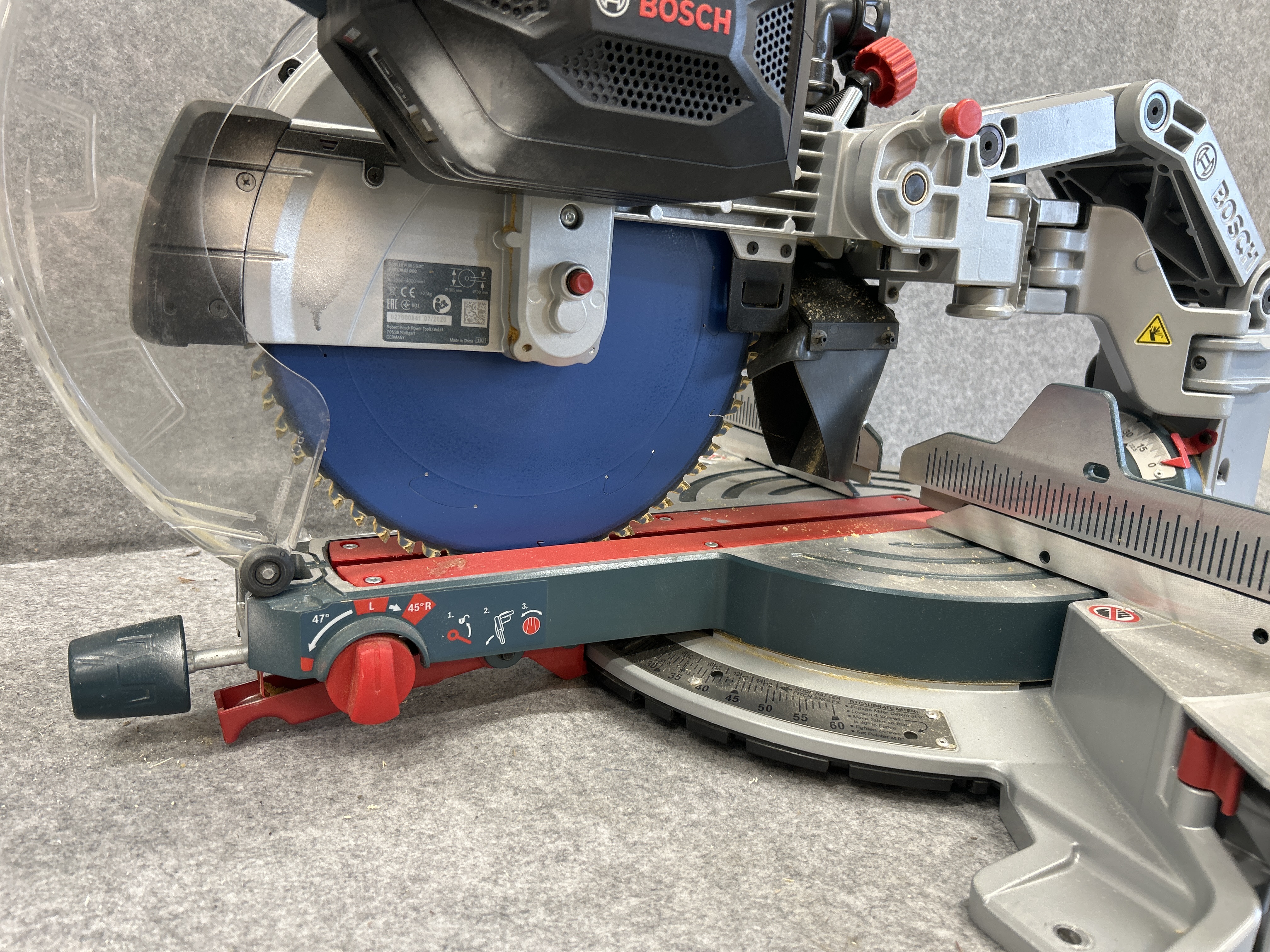 Cross-cut and mitre saw - Bosch GCM 18V-305 GDC - PS Auction - We value ...