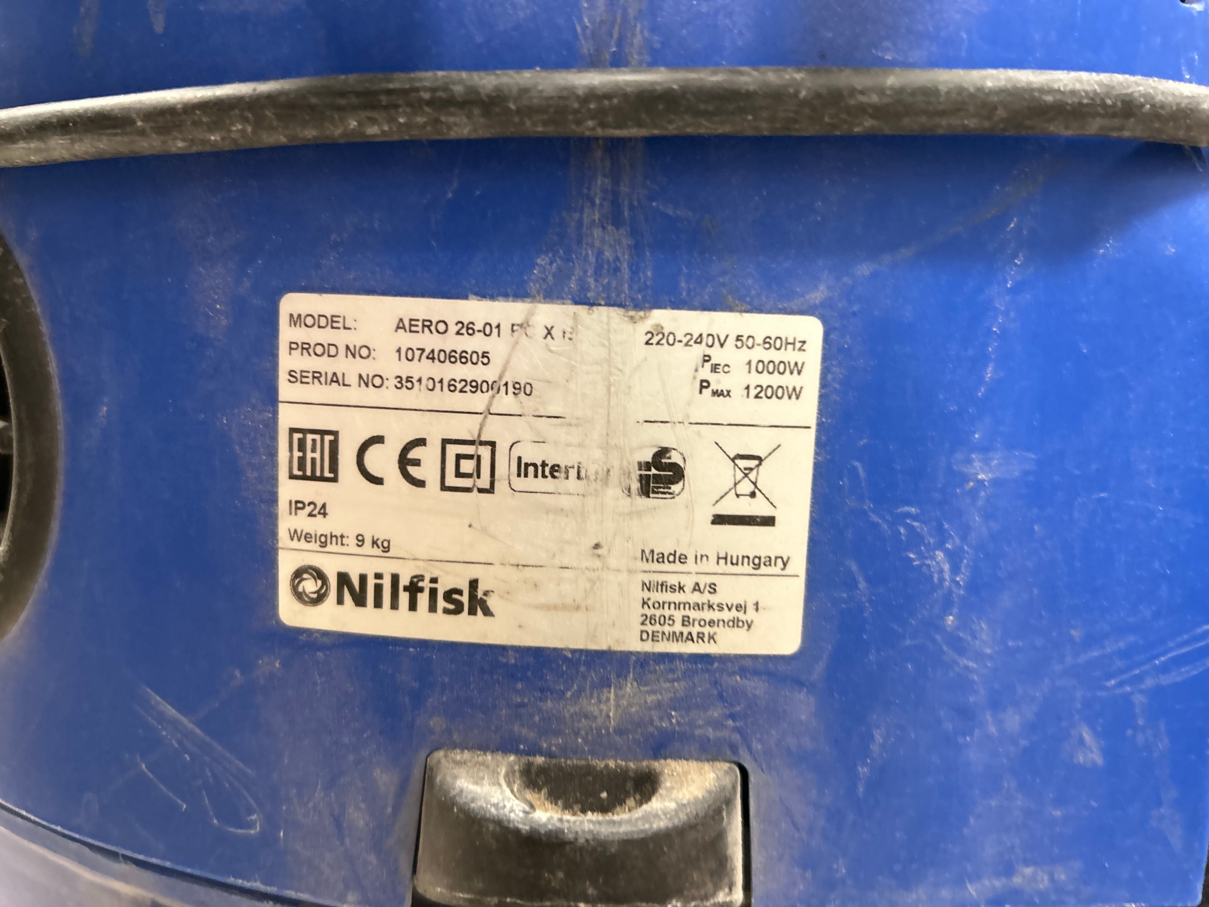 Tool trolley, vacuum cleaner & workbenches - PS Auction - We value the ...