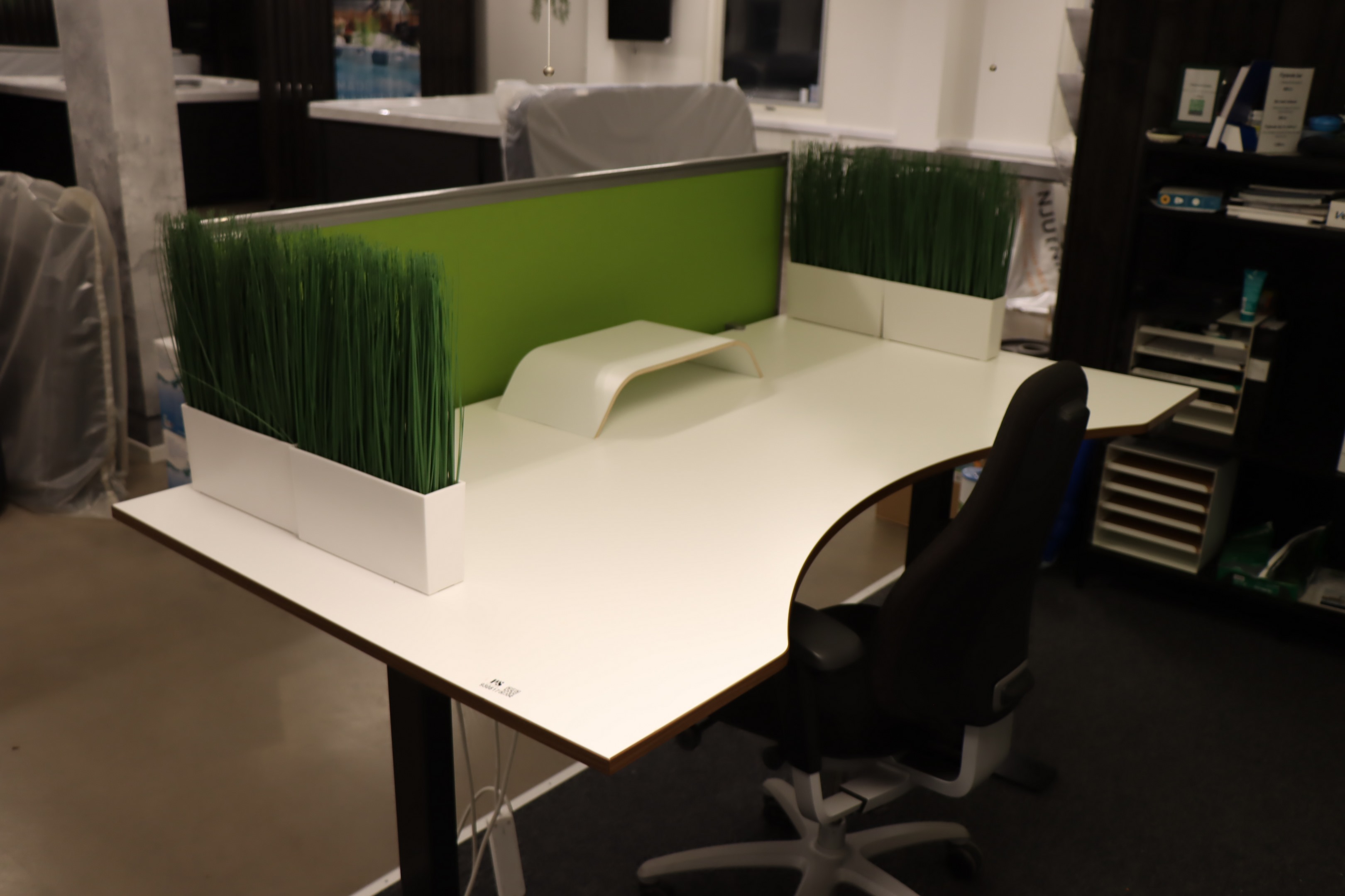 Raise/lower desk with office chair - PS Auction - We value the future ...