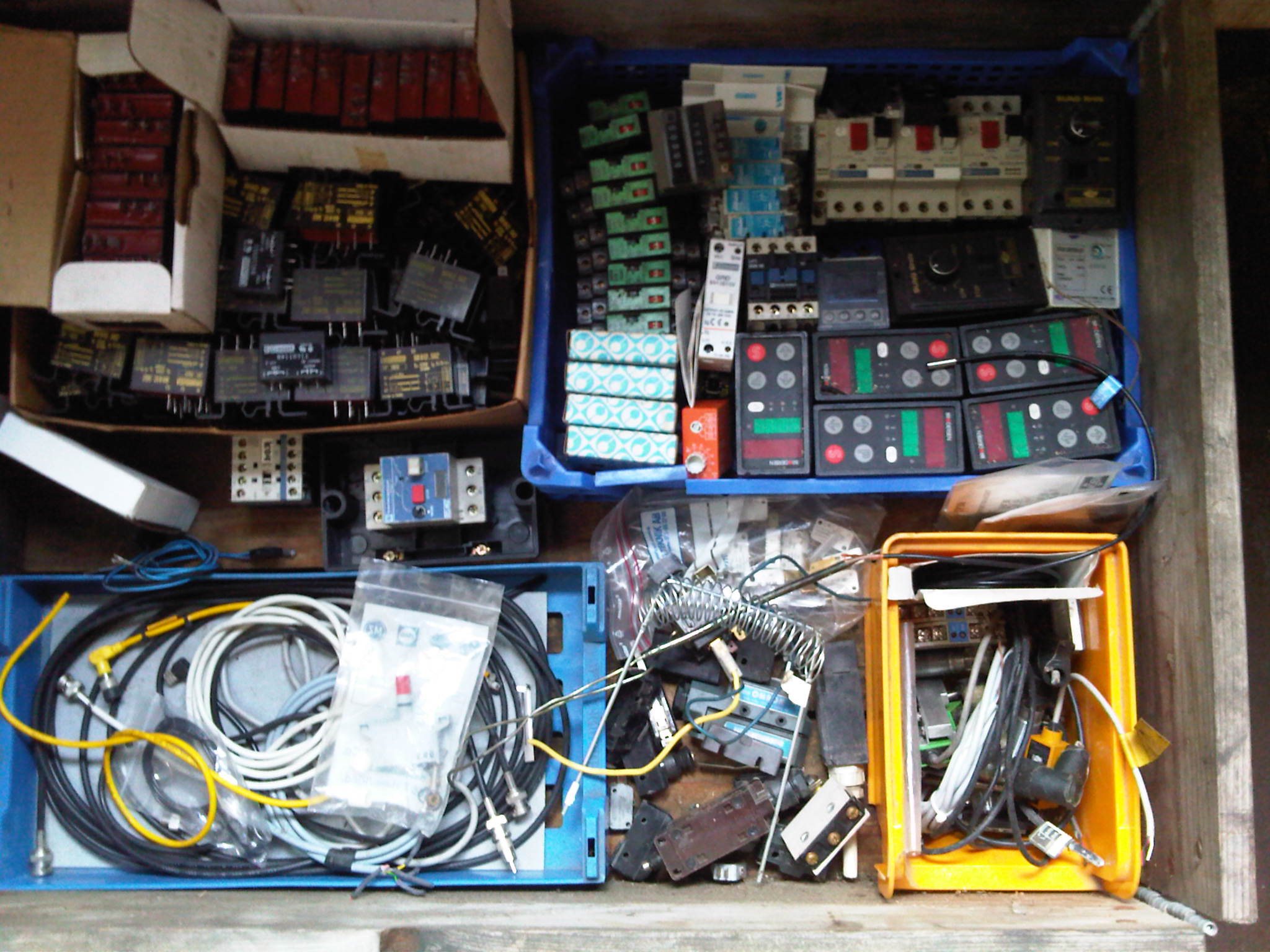 Mängder med relä och elektriska komponenter - Auktioner online ...