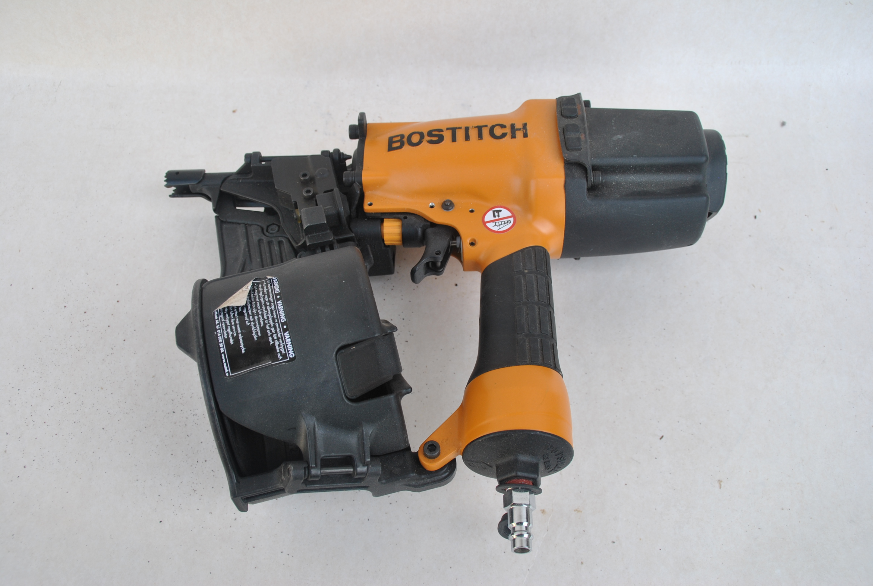 Bostitch N75C-2-E spikpistol och Bostitch klammerhammare - Auktioner ...