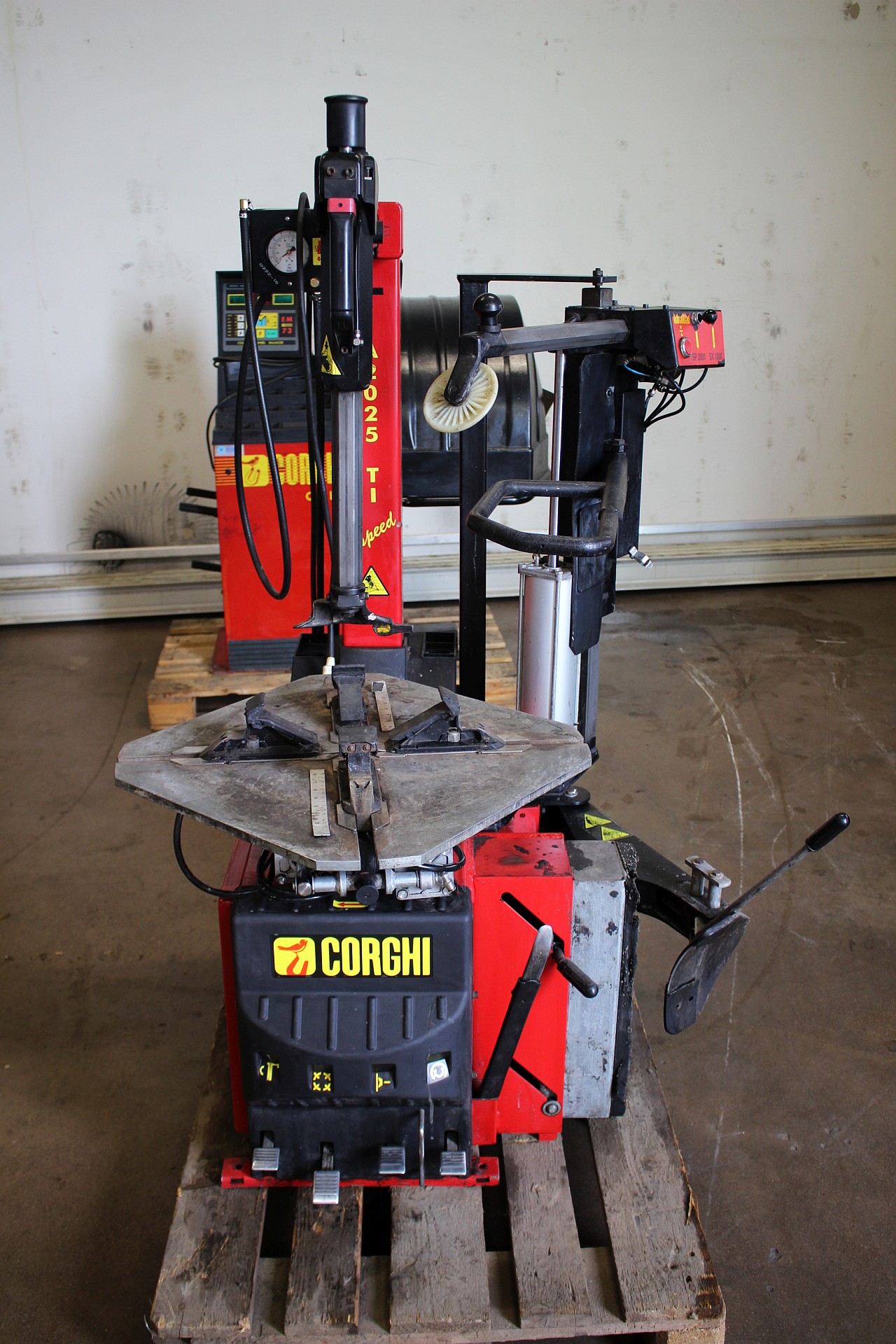 Däckmonteringsmaskin Corghi A2025 TI DV inklusive pneumatisk hjälparm ...
