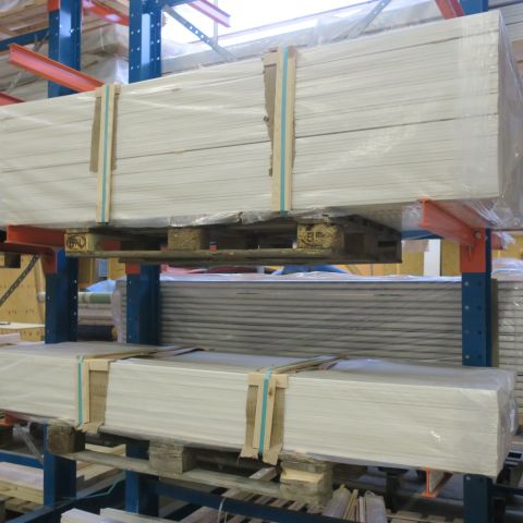 White painted feed strip 12x44x2200 mm - PS Auction - We value the ...