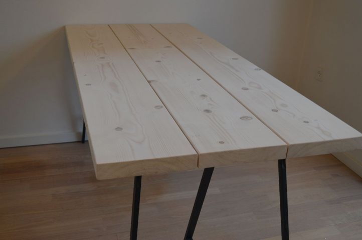 Handgjorda furu planka matbord med en bas i stål. - Auktioner online ...