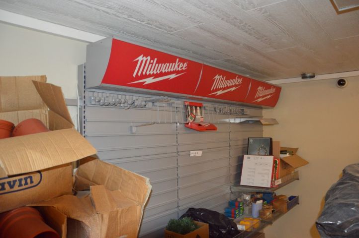 Butiksinredning med Milwaukee display - PS Auction - We value the ...