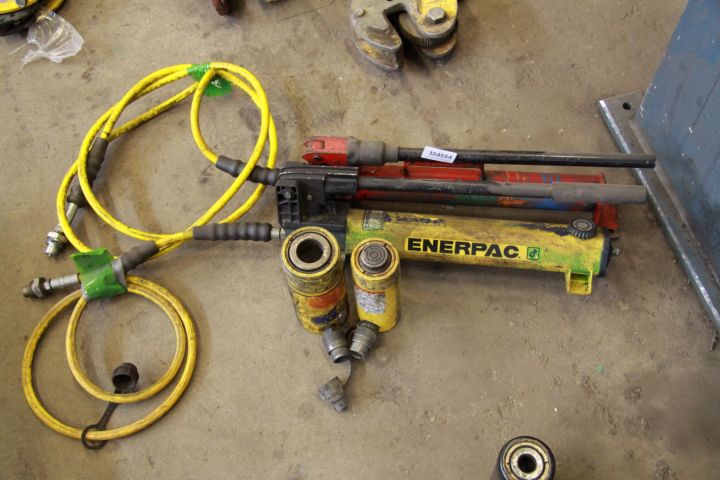 Hydrauliska Handpumpar med 2 st domkrafter. - PS Auction - We value the ...