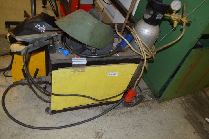CO2 welding machine, Weldmaster MIG 200 with bottle - PS Auction - We ...