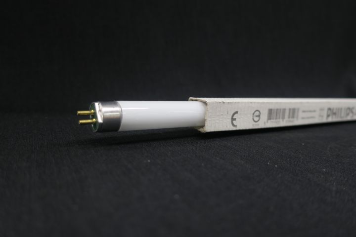 80 fluorescent tubes Philips Master TL5 HO 49W / 830 - PS Auction - We ...