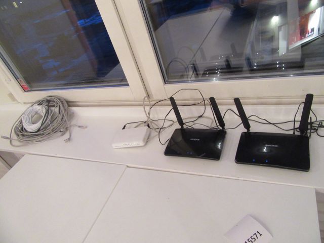 2 st nätverk/WiFi-router med 4g uttag, TP-link TL-MR6400 samt en switch ...