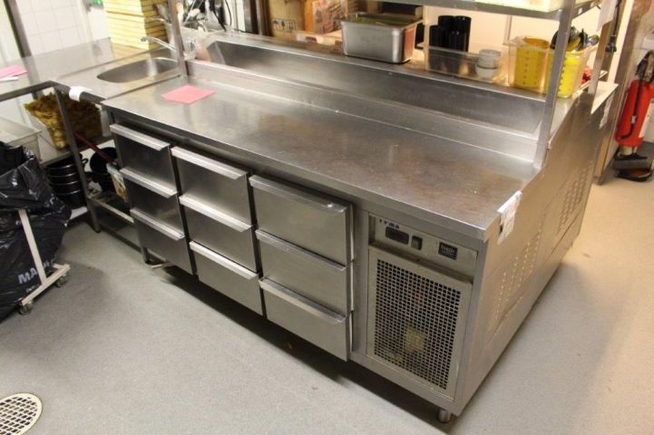 Kema bench Kema, shelf with heat lamps - PS Auction - We value the ...