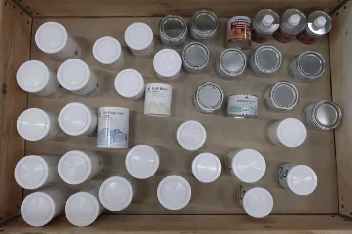 Sortiment med färg (Servalac Halvblank, Köksbänksolja, Möbellasyr m.fl ...