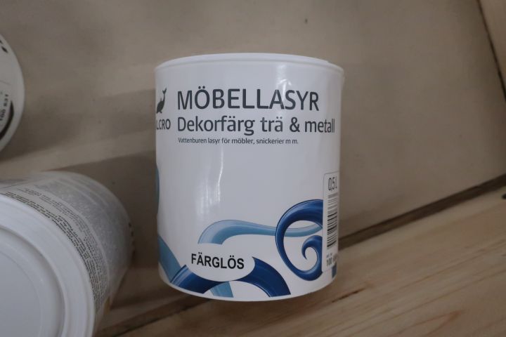 Sortiment med färg (Servalac Halvblank, Köksbänksolja, Möbellasyr m.fl ...