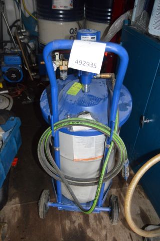 Grease gun, trolley and grease gun - PS Auction - We value the future ...