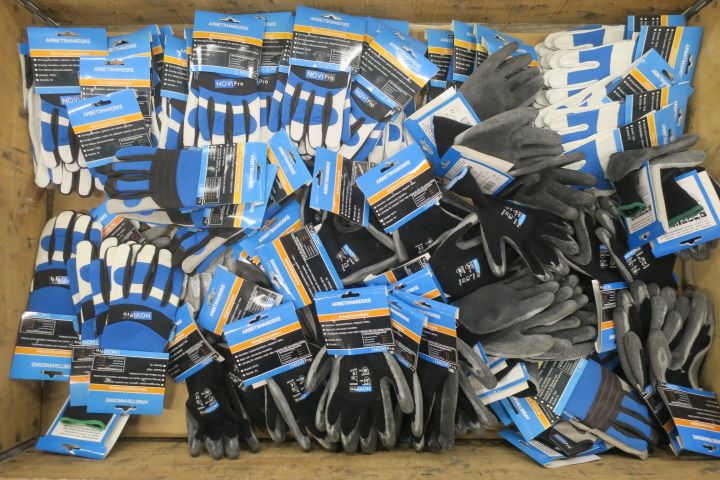 Assortment of work gloves Novipro - PS Auction - We value the future ...