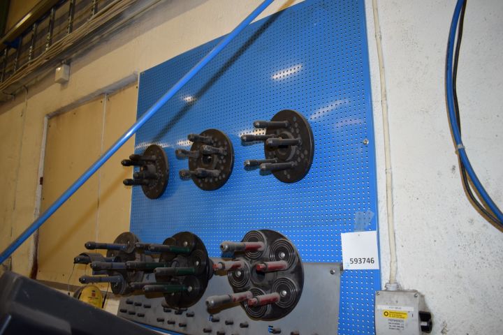 Tool plate with 6 bolt templates for bolt pattern - PS Auction - We ...