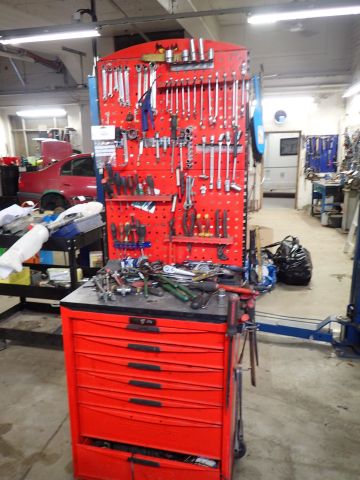 Rollable workbench with tools - PS Auction - We value the future ...