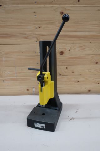 Knee joint press Mäder Pressen CL 750 K - PS Auction - We value the ...