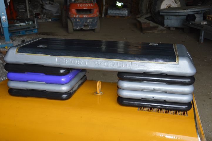 Step up boards 21 pcs. with about 150 height stakes - PS Auction - We ...