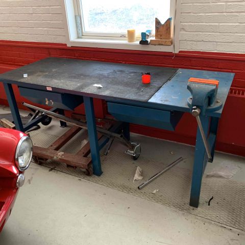 Workbench with pull out drawers and screws - PS Auction - We value the ...