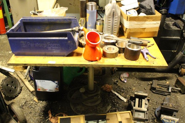 Raised and lowered workbench - PS Auction - We value the future ...