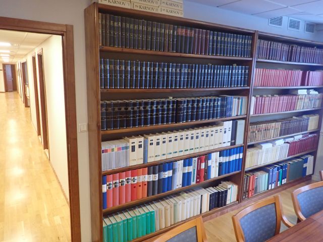 Large library from law firm - PS Auction - We value the future ...