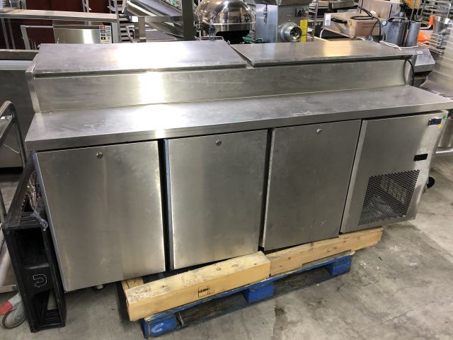 Cold countertop with 3 cupboards and a cooling chute - PS Auction - We ...
