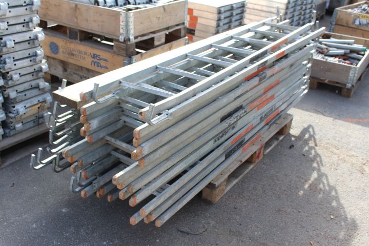 1 pallet with ladders, 29 pcs - PS Auction - We value the future ...