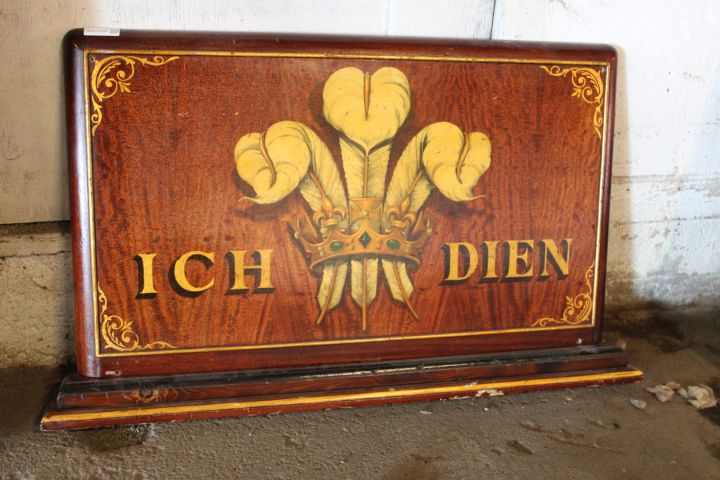 Painting on wooden foot with text motif "Ich Dien" (102x60 cm) - PS ...