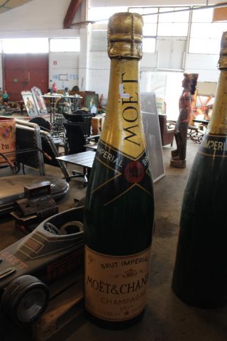 Väggprydnad flaska halv Moet Chandon 205cm - Auktioner online ...
