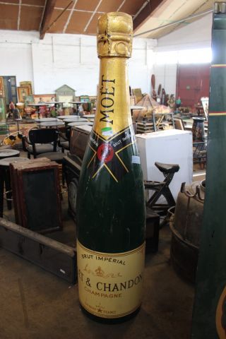 Väggprydnad flaska halv Moet Chandon 205cm - Auktioner online ...