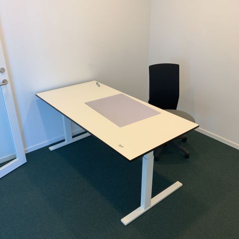 Skrivbord, whiteboard och stol - Auktioner online - Nätauktioner ...