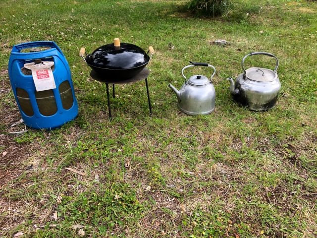 Gasoltub PC5, nästan full, wokpanna med stativ, 2 större kaffepannor ca ...