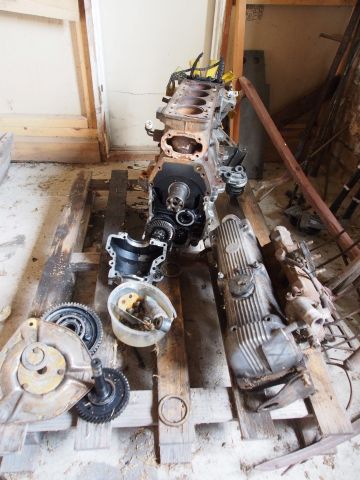 Car engine with cylinder head and valve cover for Austin maxi 1750 ...