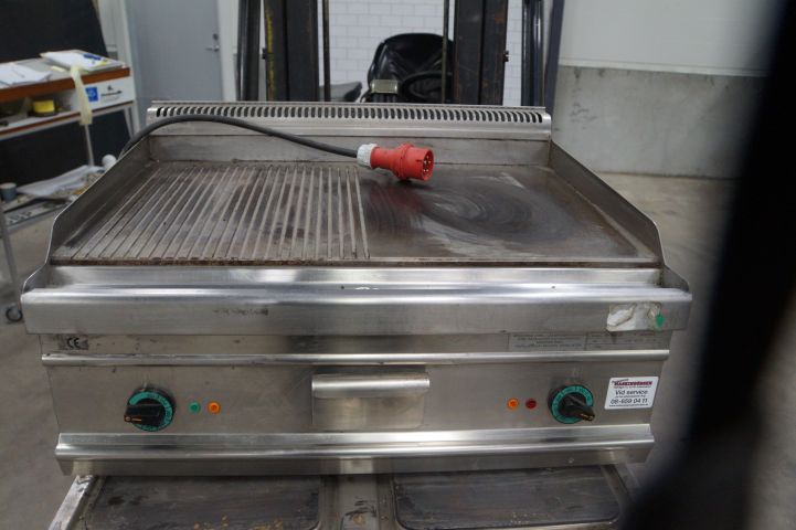 Roasting table with 2 roasting zones - PS Auction - We value the future ...