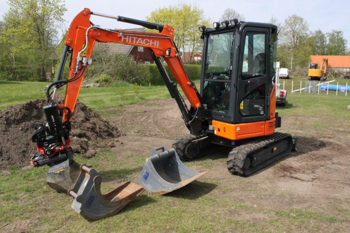 Mini excavator with trailer Hitachi Zaxis 26U-5 2019 - PS Auction - We ...